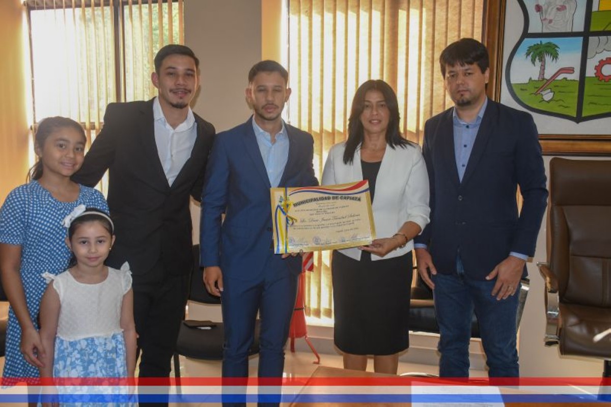 Emotivo acto de reconocimiento como Hijo Dilecto de la ciudad de ...